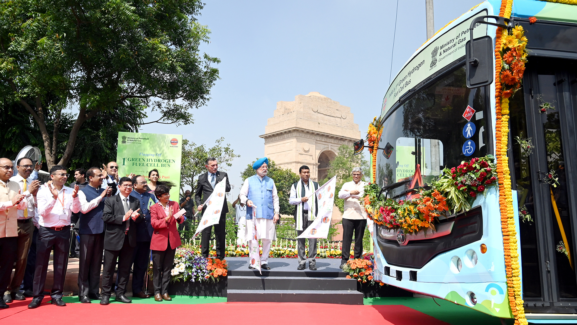 Tata Motors leads the way with hydrogen fuel cell buses for IOCL ...