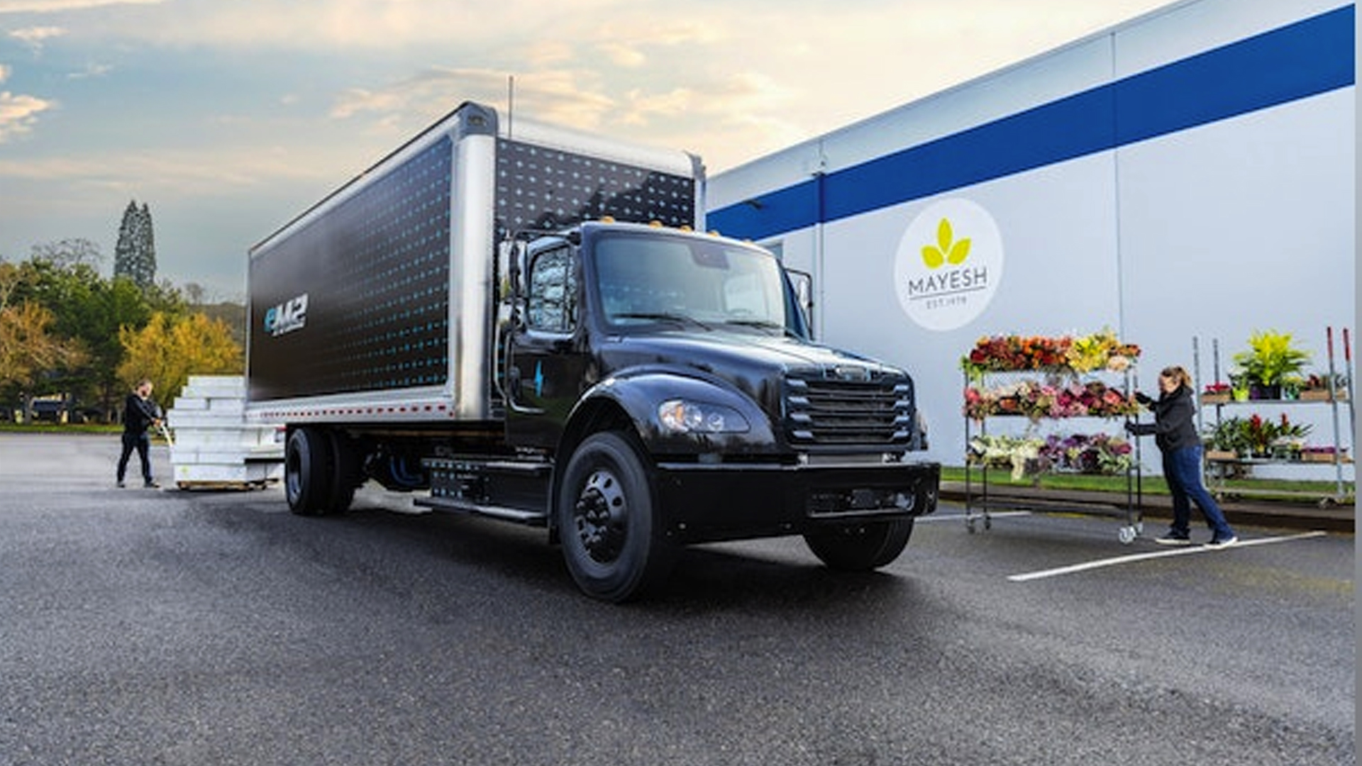 Daimler Truck North America launches Freightliner eM2 production for ...
