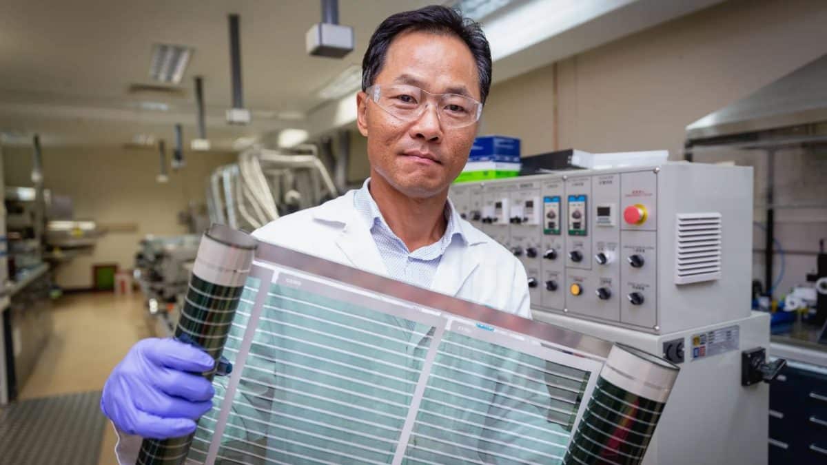 Game-changing printed solar tech gets even more flexible ...