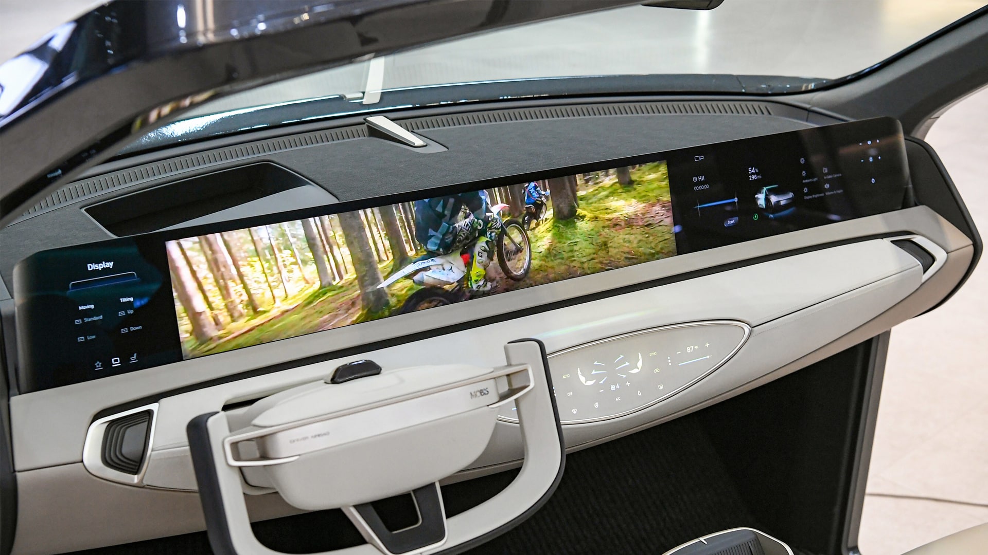 Hyundai Mobis introduces 'Moving Panoramic Screens' for in-vehicle ...