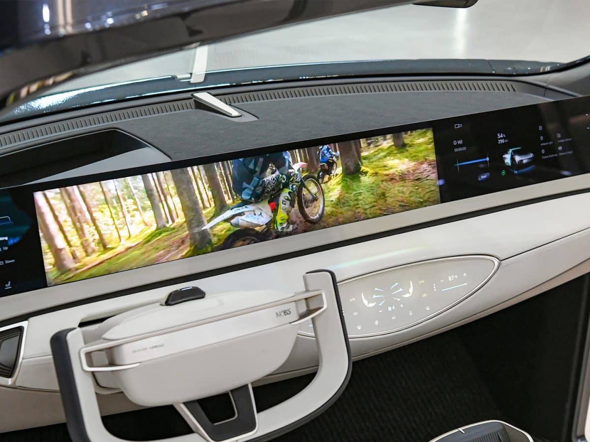 Hyundai Mobis introduces 'Moving Panoramic Screens' for in-vehicle ...