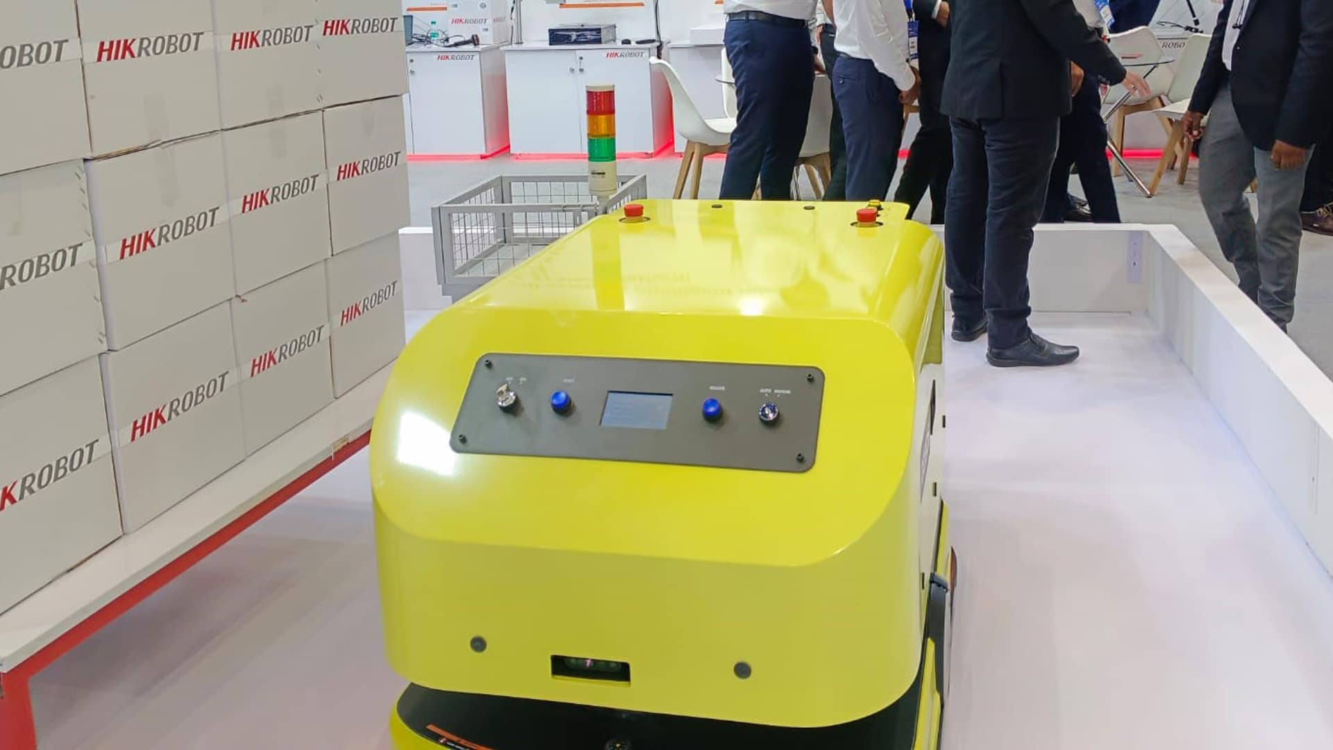 HIKROBOT unveils F7-2000 tugging AMR and advanced machine vision solutions - Manufacturing Today ...