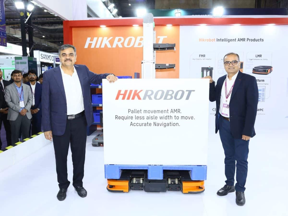 Hikrobot introduces forklift latent mobile robot QF-1000 and tugging AMR at Automation Expo ...