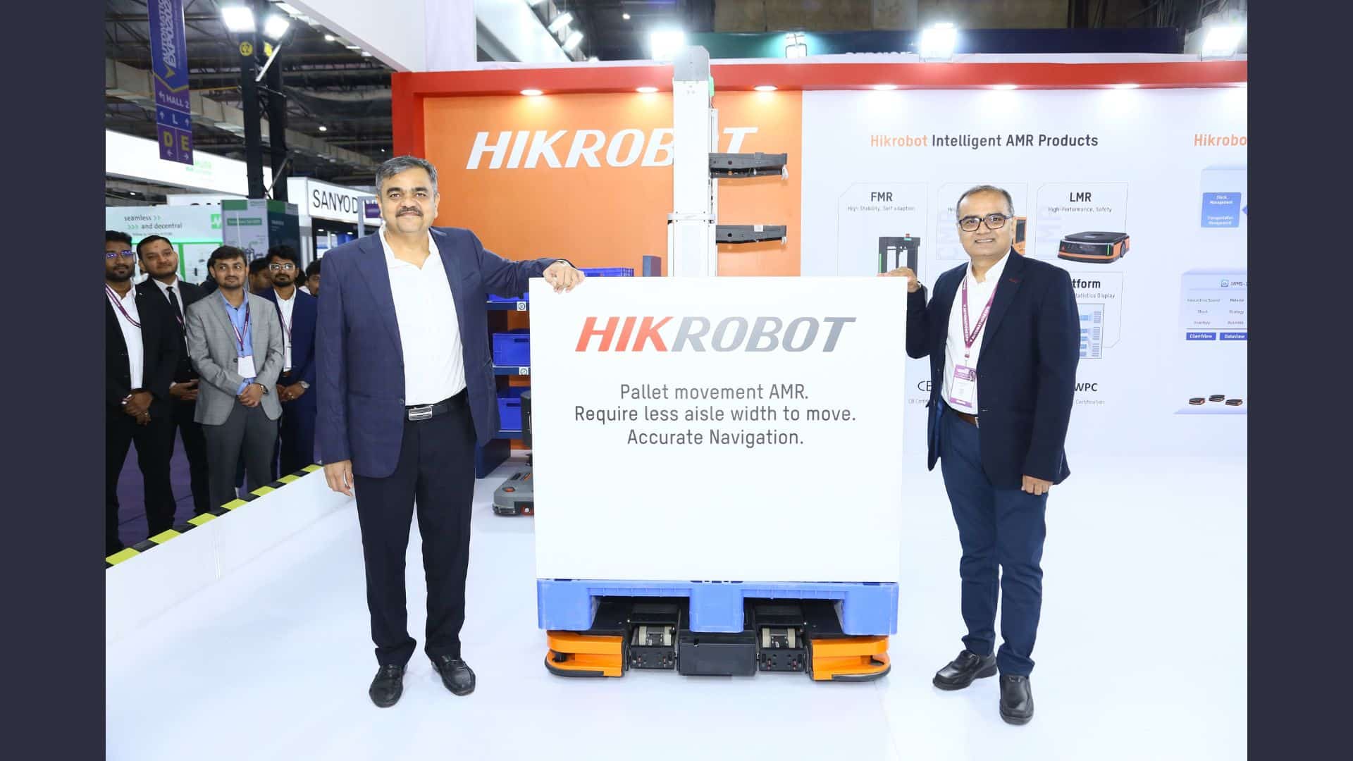 Hikrobot introduces forklift latent mobile robot QF-1000 and tugging AMR at Automation Expo ...
