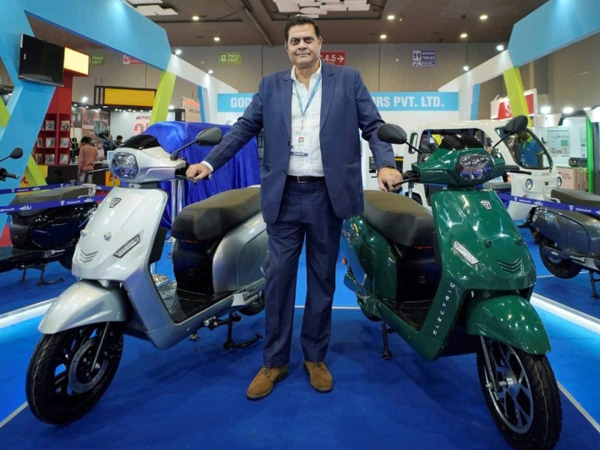 Olectra Greentech reveals next-gen electric buses with blade battery ...