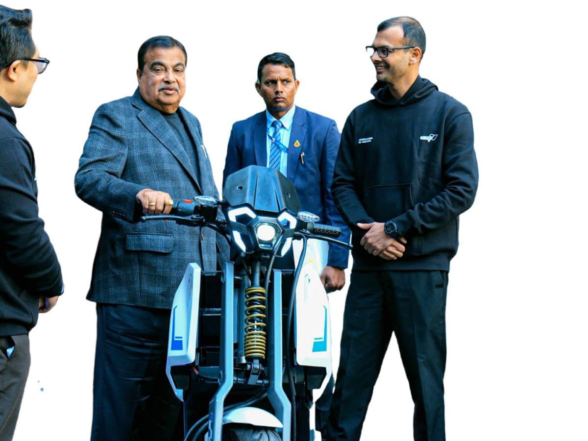 Emobi Manufacturing debuts AKX commuter for India's growing EV market - Manufacturing Today India