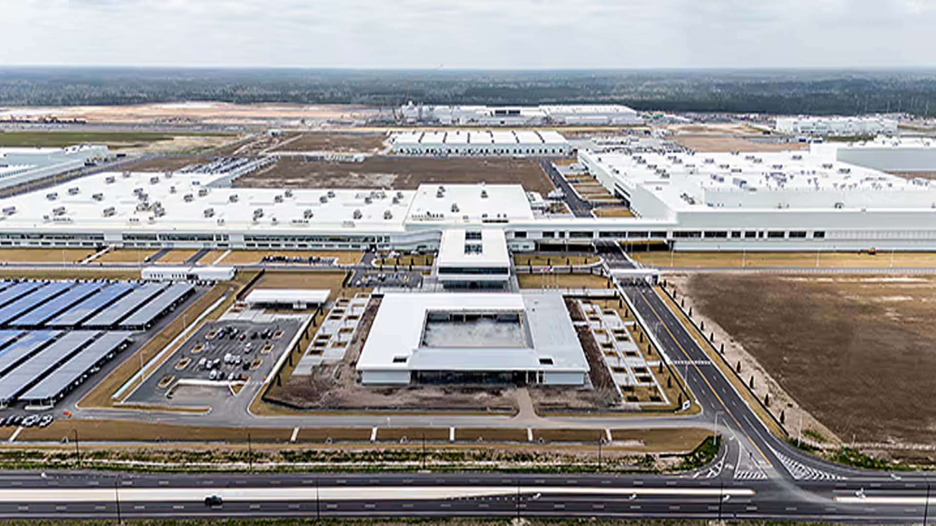 Mahindra reveals EV manufacturing & battery facility at Chakan plant ...